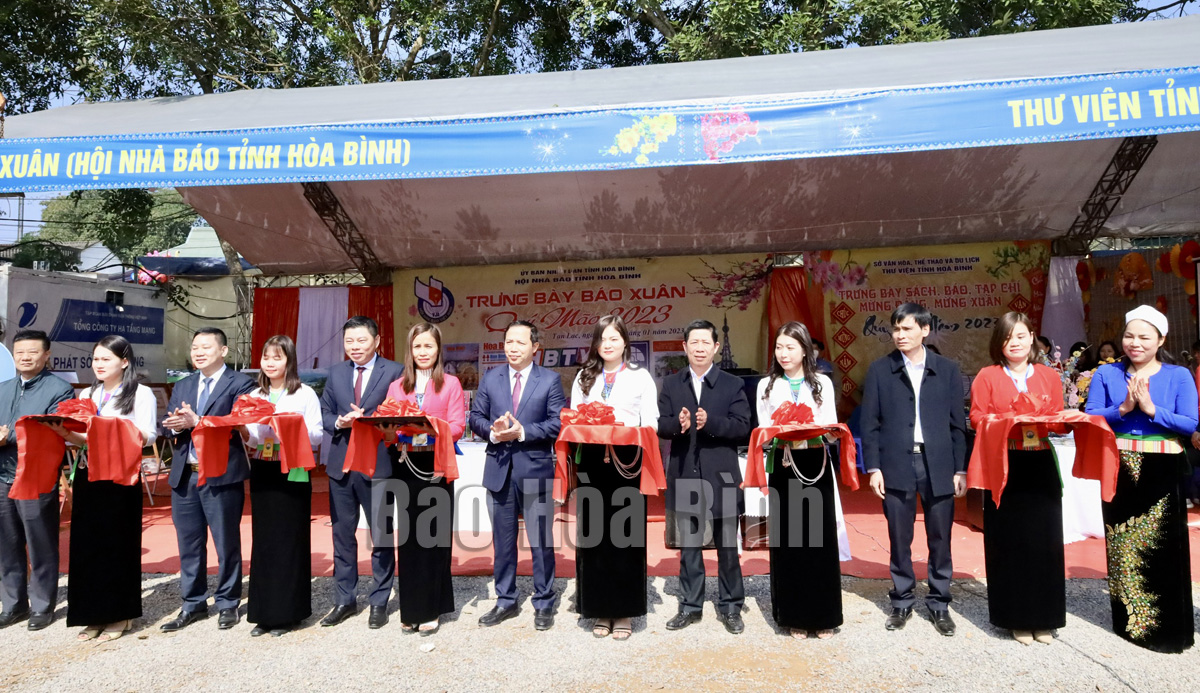 Hội Nhà báo tỉnh Hòa Bình tổ chức Trưng bày Báo xuân Quý Mão 2023